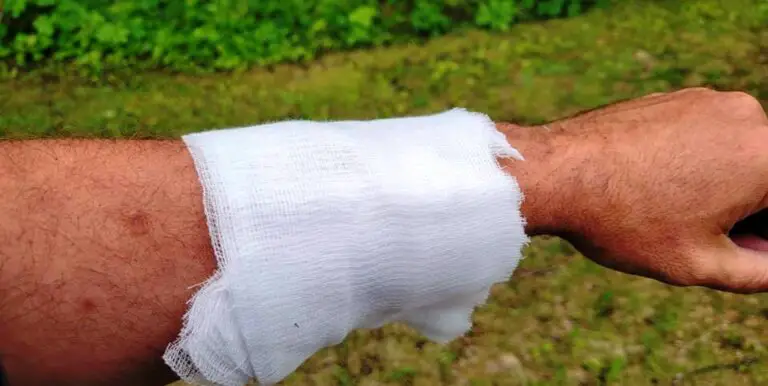 How to Make a DIY Poultice for Cuts and Scrapes